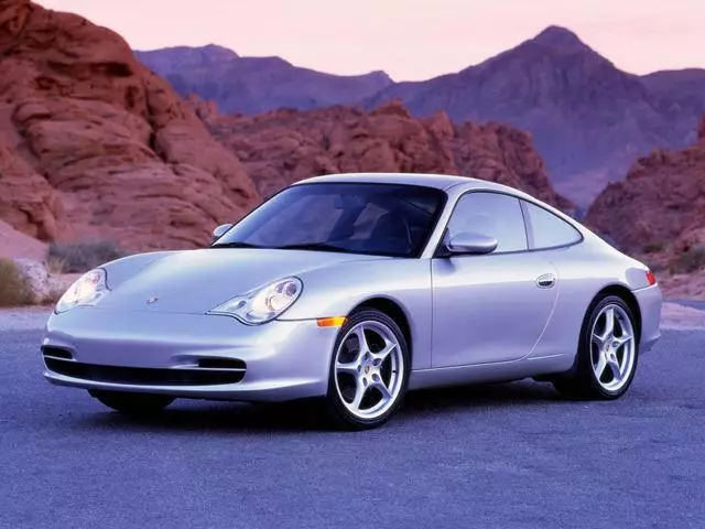 Kutheni le nto ezi Porsche 911s Zixabiso eliphantsi ngokuhlekisayo? 57906_2