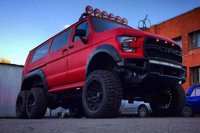 Ní raibh Crazy Ford RaptorBus 6x6 tógtha i Meiriceá 57988_1