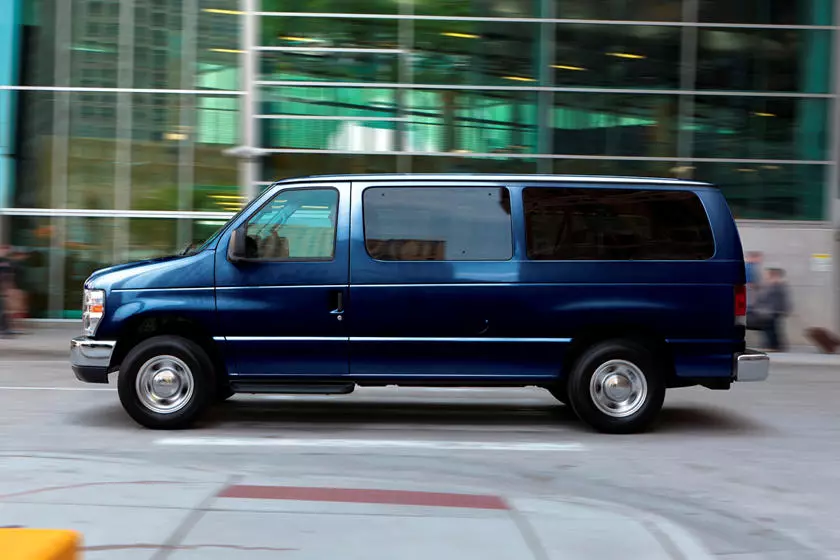 2008-2014 فورد Econoline Passenger Van Side View Driving