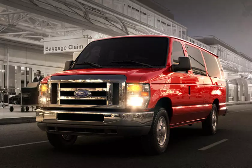 2008-2014 Ford Econoline Paisinéirí Van Front View Tiomáint