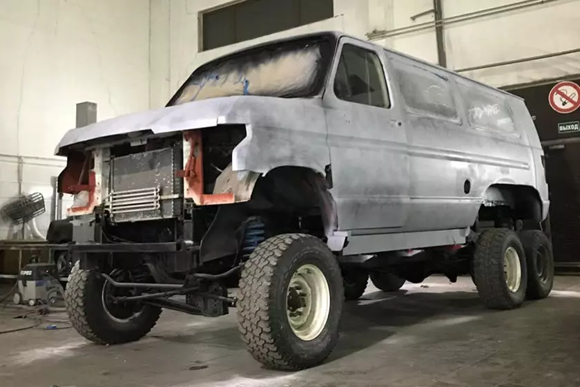 Crazy Ford RaptorBus 6x6 дар Амрико сохта нашудааст 57988_4