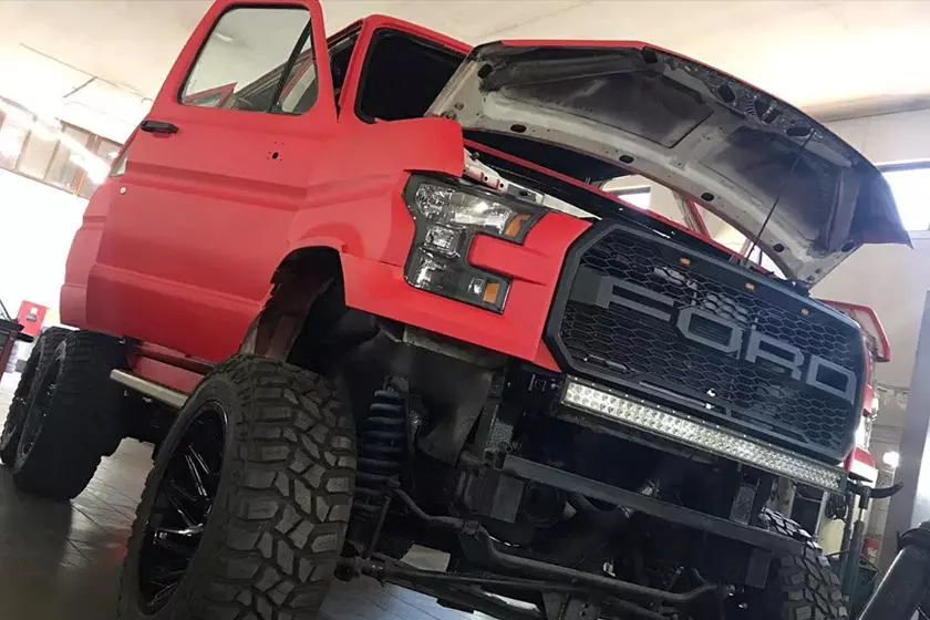 Ní raibh Crazy Ford RaptorBus 6x6 tógtha i Meiriceá 57988_6