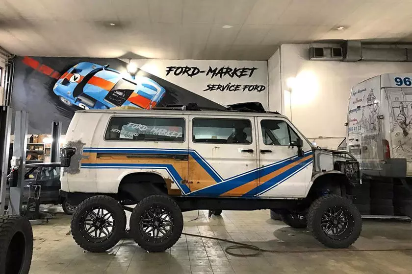 Crazy Ford RaptorBus 6x6 дар Амрико сохта нашудааст 57988_9