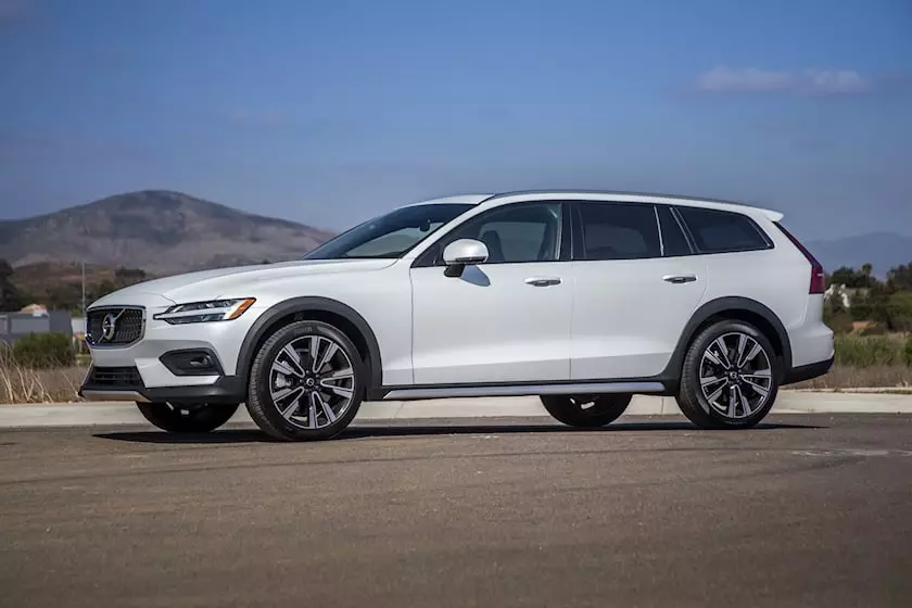 2020-2022 Volvo V60 አገር አቋራጭ ወደፊት እይታ