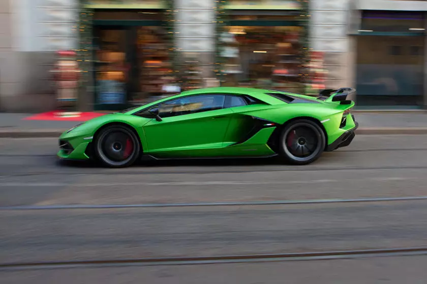 Lamborghini ზეიმობს ავენტადორს, სანამ Epic სუპერმანქანა გაძვრება 58113_5