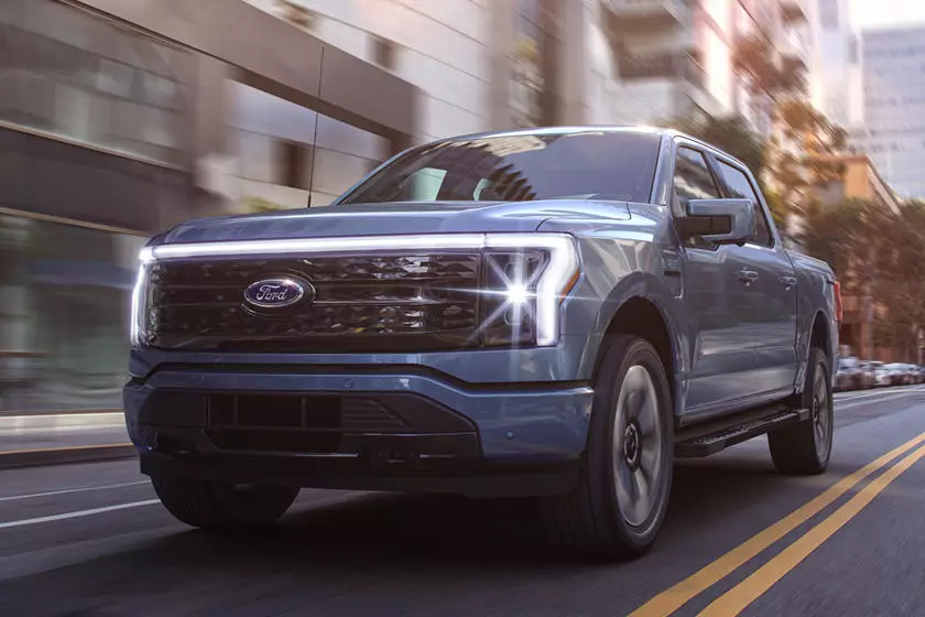 2022 Ford F-150 Lightning vezetési első szög