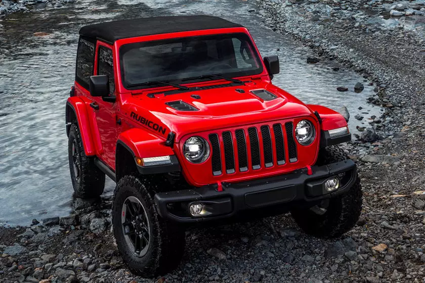 Vista frontal do Jeep Wrangler 2018-2020