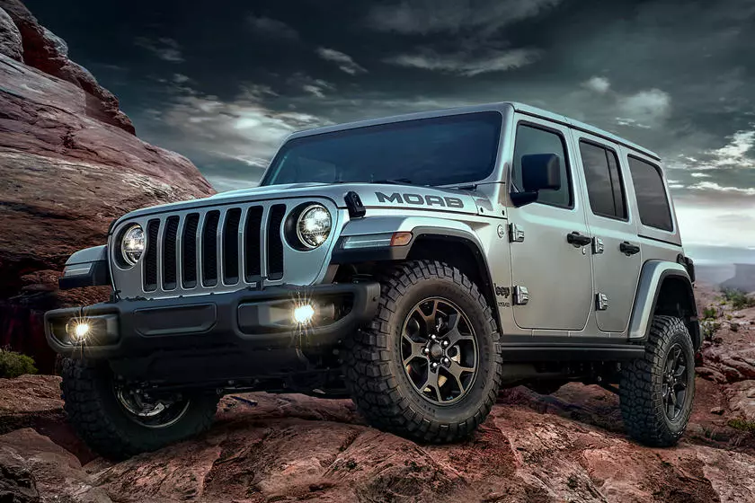 2014.–2017. gada Jeep Wrangler neierobežots 4 durvju skats ar priekšējo leņķi