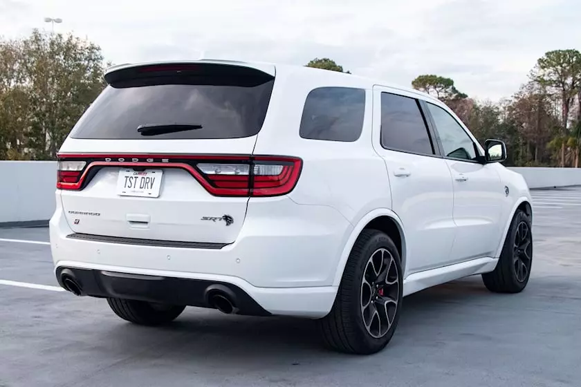 Pamje nga këndi i pasmë i Dodge Durango SRT Hellcat 2021