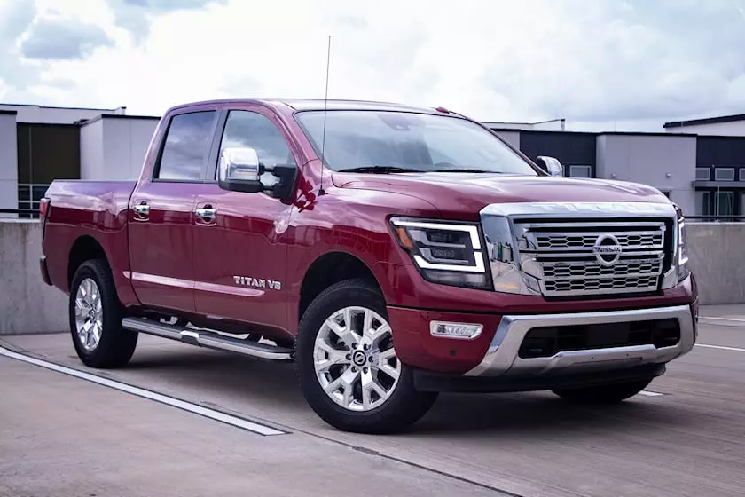 Vista de ângulo frontal do Nissan Titan 2020-2022