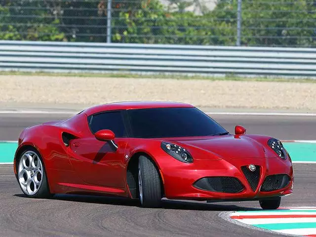 Dokáže svižná Alfa Romeo 4C sundat výkonné BMW M2? 58711_1