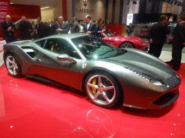 Ferrari 488 GTB tăng áp giữa đám đông trên sàn triển lãm Geneva 58727_1