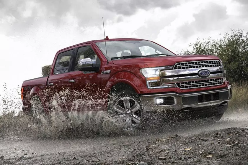 2018 ፎርድ F-150 SuperCab በእንቅስቃሴ ላይ