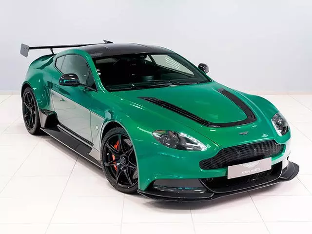 ይህ አንድ-ጠፍቷል Aston Martin Vantage GT12 አማካኝ እና አረንጓዴ ነው። 588_1