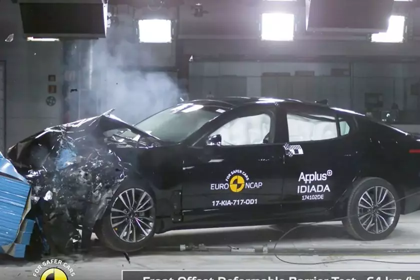 Kia Stinger Scores Dubious Crash Test Ratings hauv ANCAP 58933_1