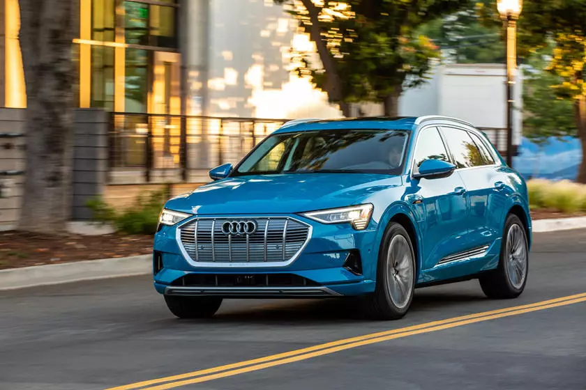 2019 2022 Audi e-tron pogled sprijeda za vožnju