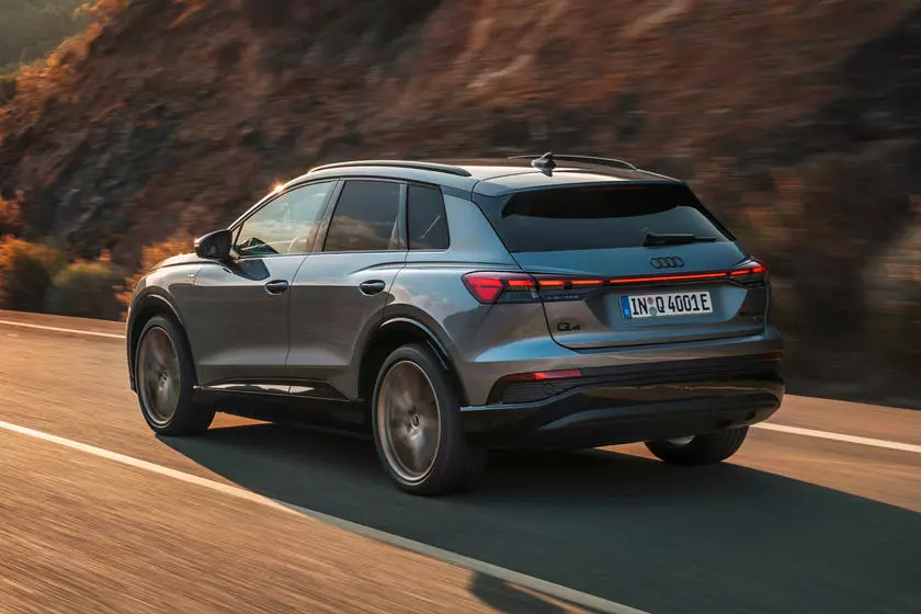 2022 Audi Q4 e-tron နောက်ဘက်အမြင် မောင်းနှင်မှု