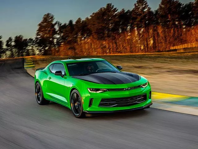 Conas a Bhuaigh an Ifreann Beagnach A V6 Camaro Charger 707 HP Hellcat? 59270_1