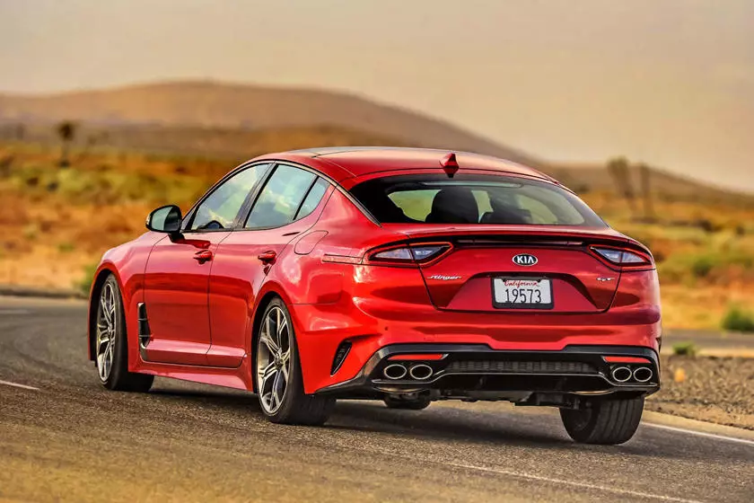 Vue d'angle arrière de la Kia Stinger 2018-2020