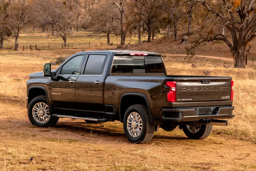 2020-2021 Chevrolet Silverado 2500HD የኋላ አንግል እይታ