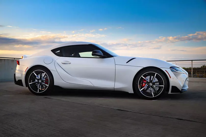 Toyota Supra бічний вид 2021 року