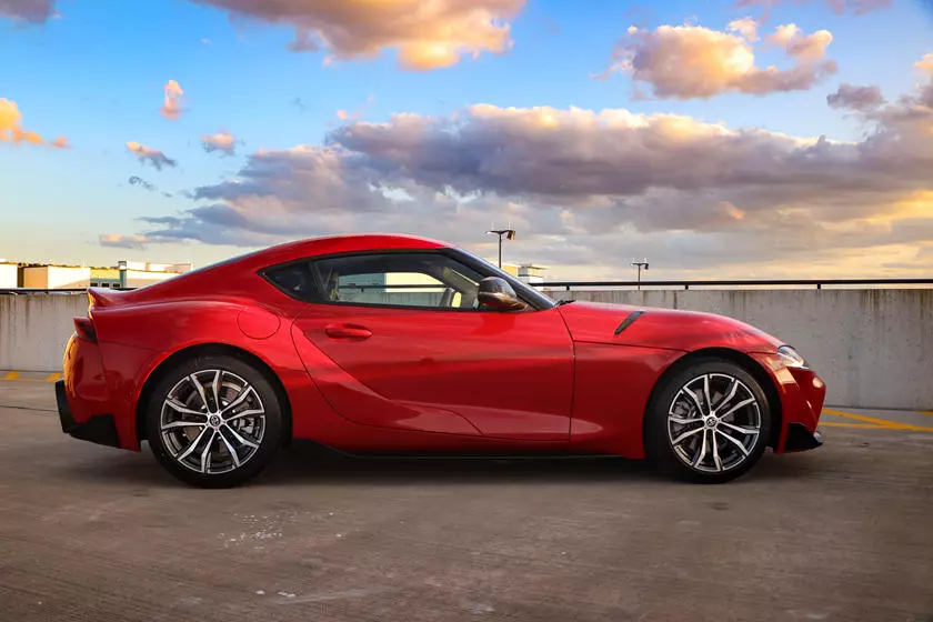 Boční pohled na Toyota Supra 2021