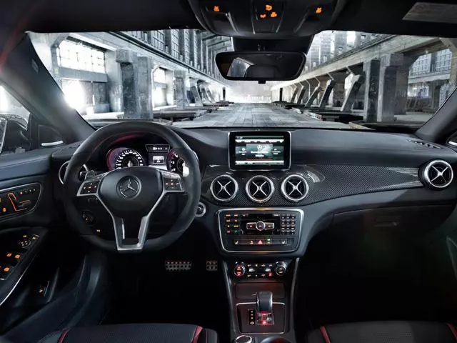 Audi компани Мерседес CLA45 AMG-г хэрхэн бутлахаа олж мэдэв 59513_2