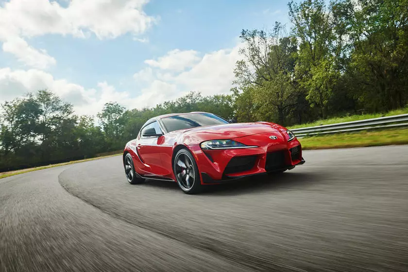 2020 Toyota GR Supra Три чверті передня права сторона, вид у русі