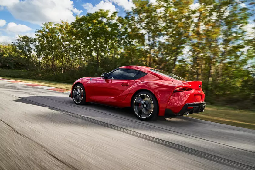 2020 Toyota GR Supra درې ربعې شاته کیڼ اړخ لید په حرکت کې