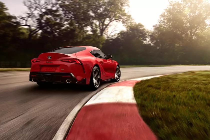 2020 Toyota GR Supra Golygfa Ochr Dde Gefn Tri Chwarter yn Symud