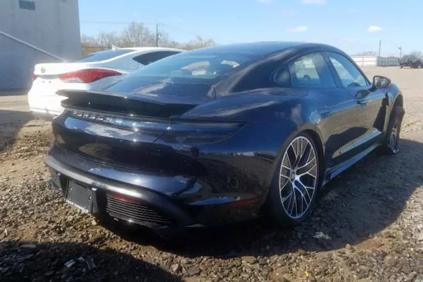 Κάποιος έχει ήδη καταστρέψει μια Porsche Taycan Turbo 59664_3