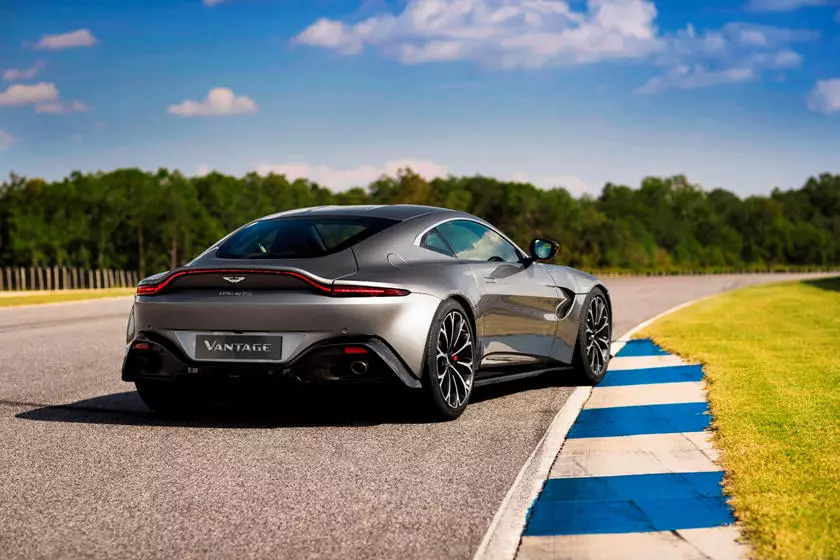 2018-2021 Aston Martin Vantage kulmanäkymä takaa