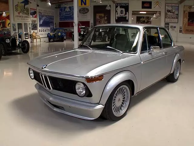 Jay Leno는 이것이 완벽한 BMW 2002 Restomod라고 말합니다. 596_1