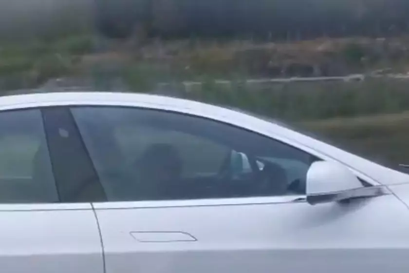 Regardez le pilote automatique sauver un conducteur Tesla ivre qui s'est évanoui 59933_1