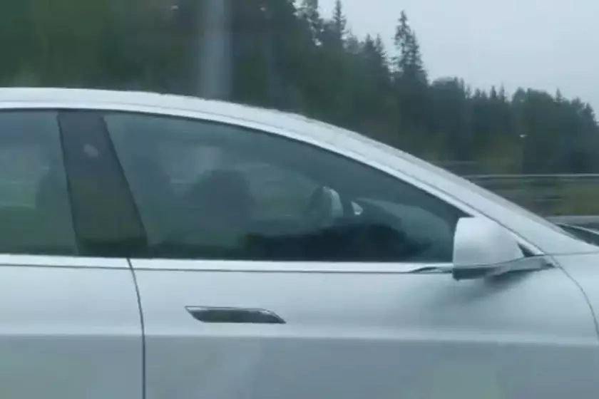 Regardez le pilote automatique sauver un conducteur Tesla ivre qui s'est évanoui 59933_2