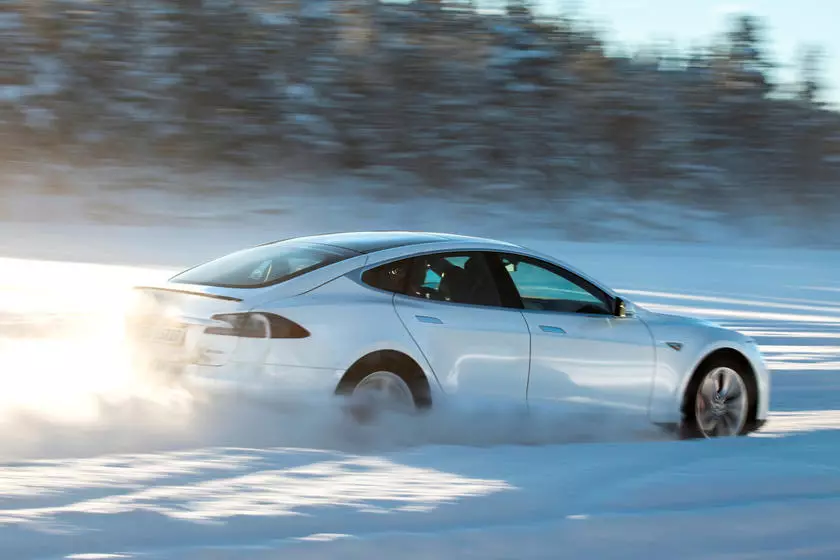 2017-2021 Tesla Model S, pogled od zadaj, vožnja