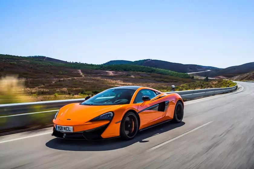 2016 McLaren 570S पहिलो ड्राइभ समीक्षा: तपाईं मद्दत गर्न सक्नुहुन्न तर यो कारलाई माया गर्नुहोस् 60151_34