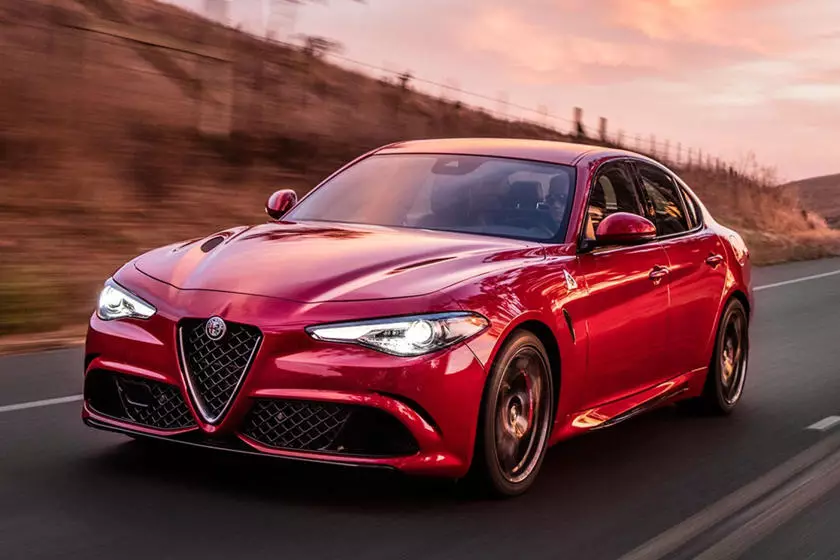 Alfa Romeo Giulia Quadrifoglio 2017-2021 років, вид спереду, водіння