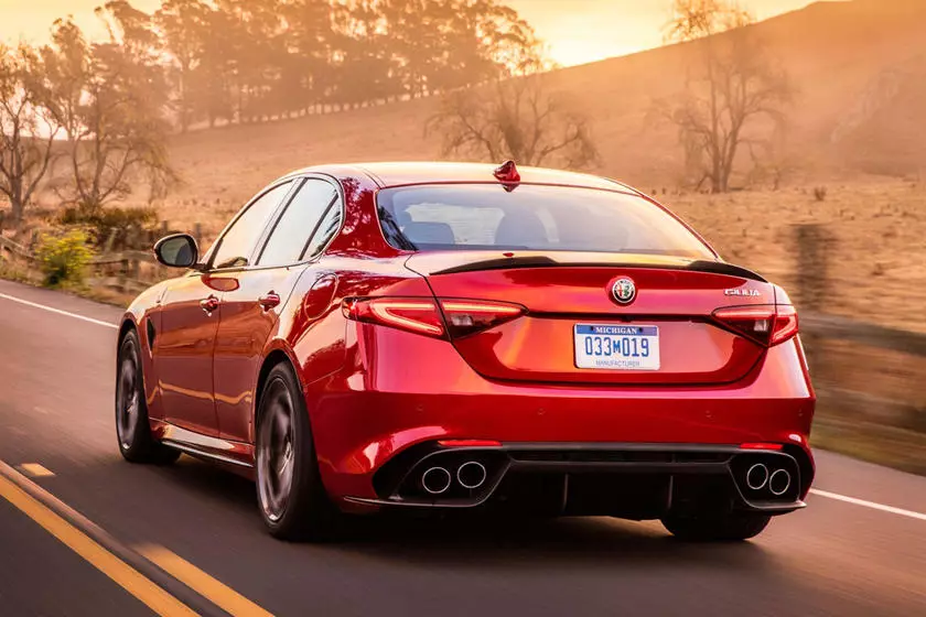 2017-2021 Alfa Romeo Giulia Quadrifoglio Gyrru Golwg Cefn