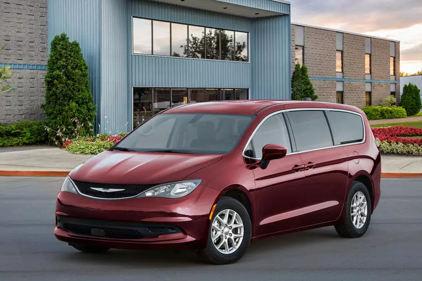 2020-2021 Chrysler Voyager Front-End View