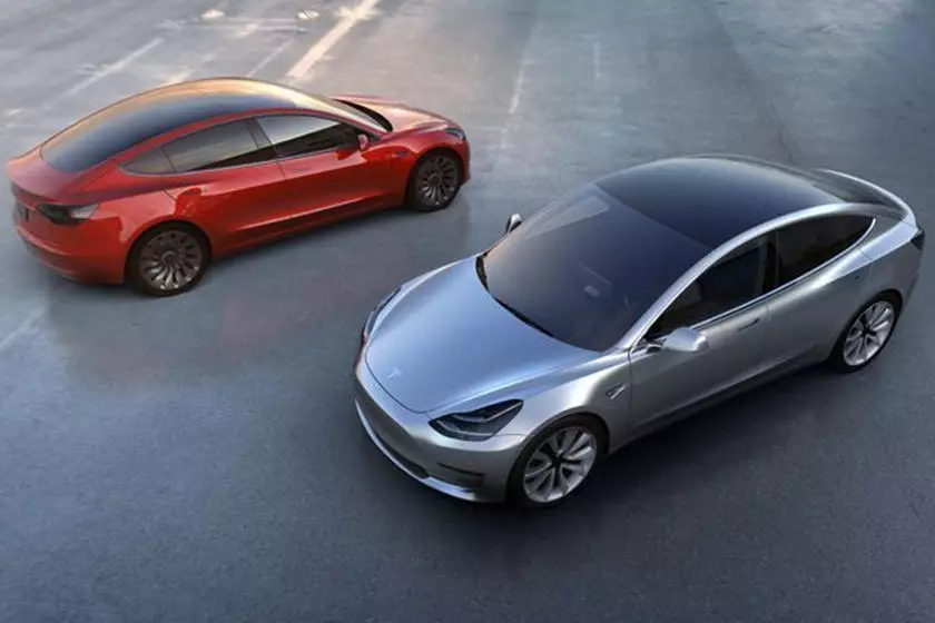 Tesla haluaa alentaa odotuksiasi Model 3:n suhteen
