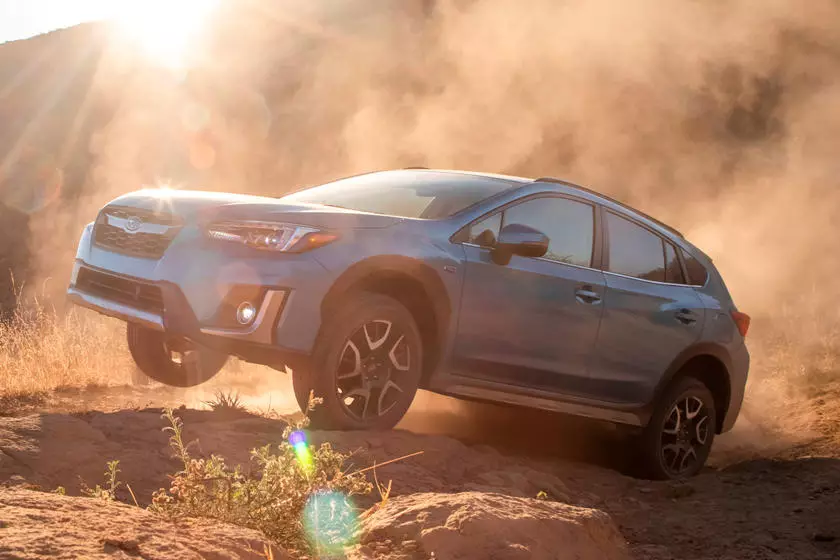 Vista de ángulo frontal híbrido Subaru Crosstrek 2019-2020