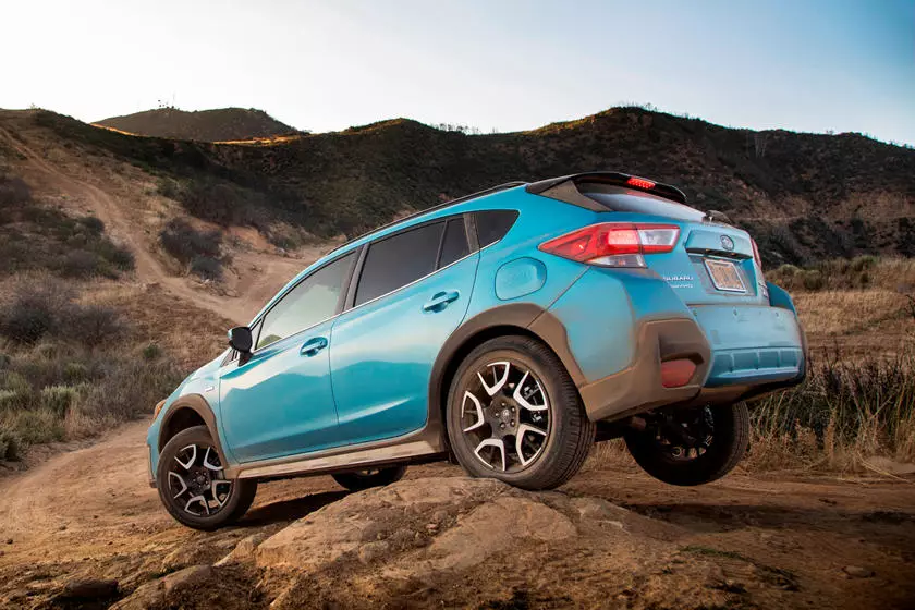 2019.–2020. gada Subaru Crosstrek hibrīda aizmugures leņķa skats