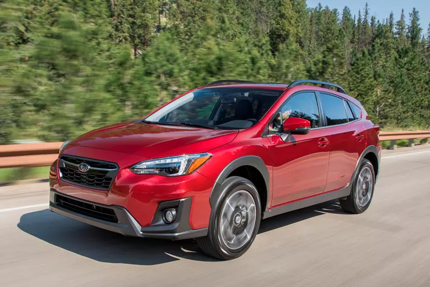 2018-2020 Subaru Crosstrek trīs ceturtdaļas priekšējais skats no kreisās puses kustībā