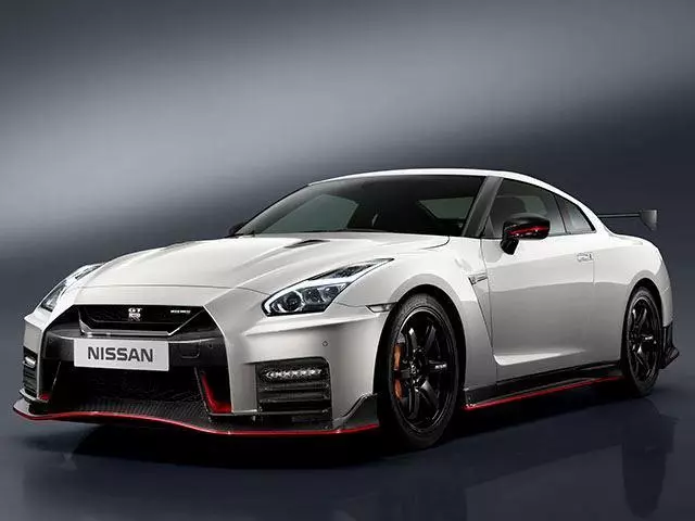 የ2017 Nissan GT-R Nismo ካለፈው አመት ሞዴል 25,000 ዶላር በላይ ያስወጣል 60731_1