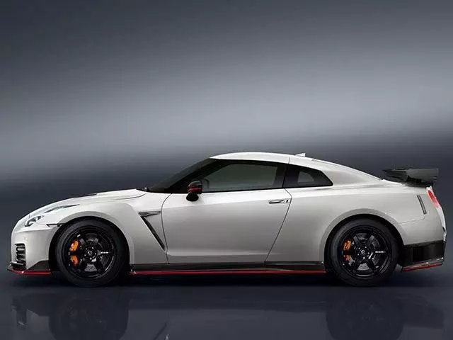 Mae Nissan GT-R Nismo 2017 yn costio $25,000 yn fwy na model y llynedd 60731_2