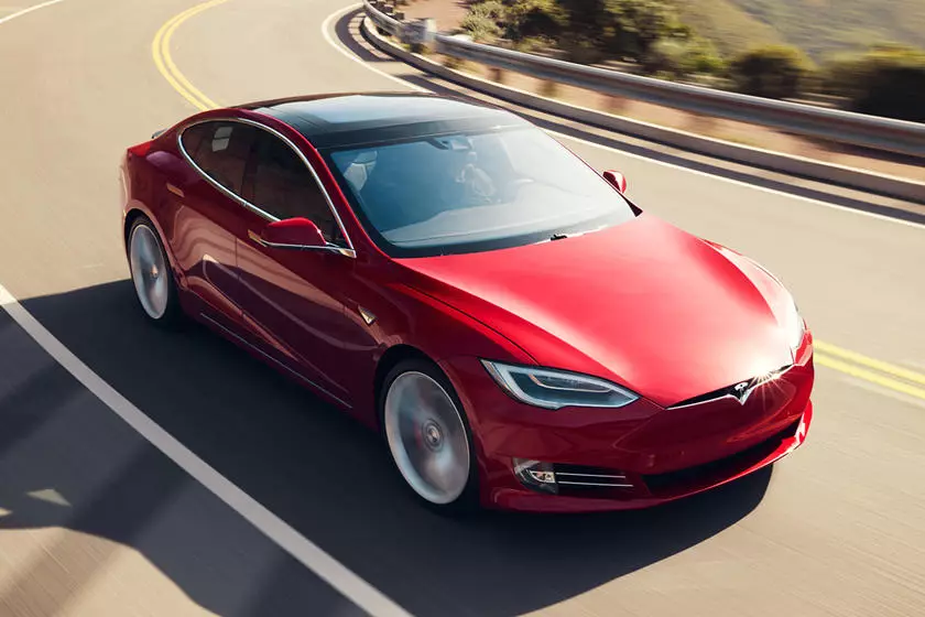 2017–2020 Tesla Model S eestvaatega sõitmine