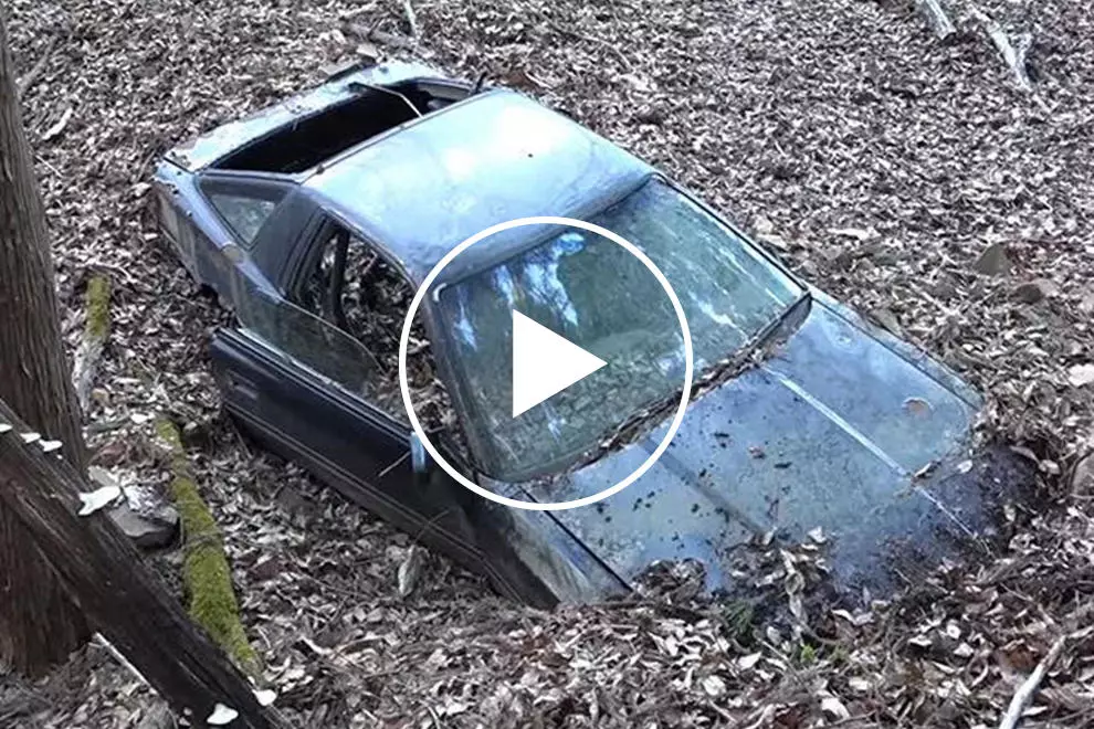 Denne stakkels Toyota Supra blev efterladt til at rådne på et bjerg i Japan