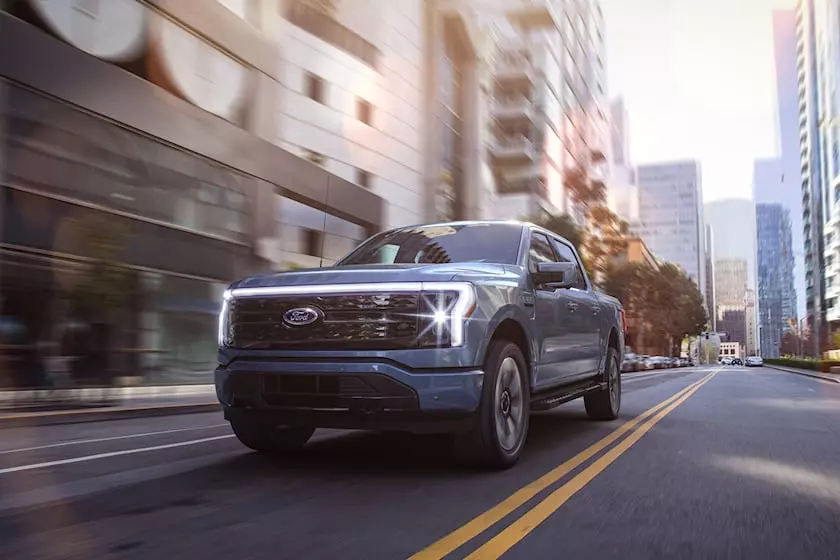 2022 Ford F-150 Lightning ขับมุมด้านหน้า