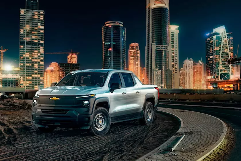 2024 Chevrolet Silverado 1500 EV İleri Görüş